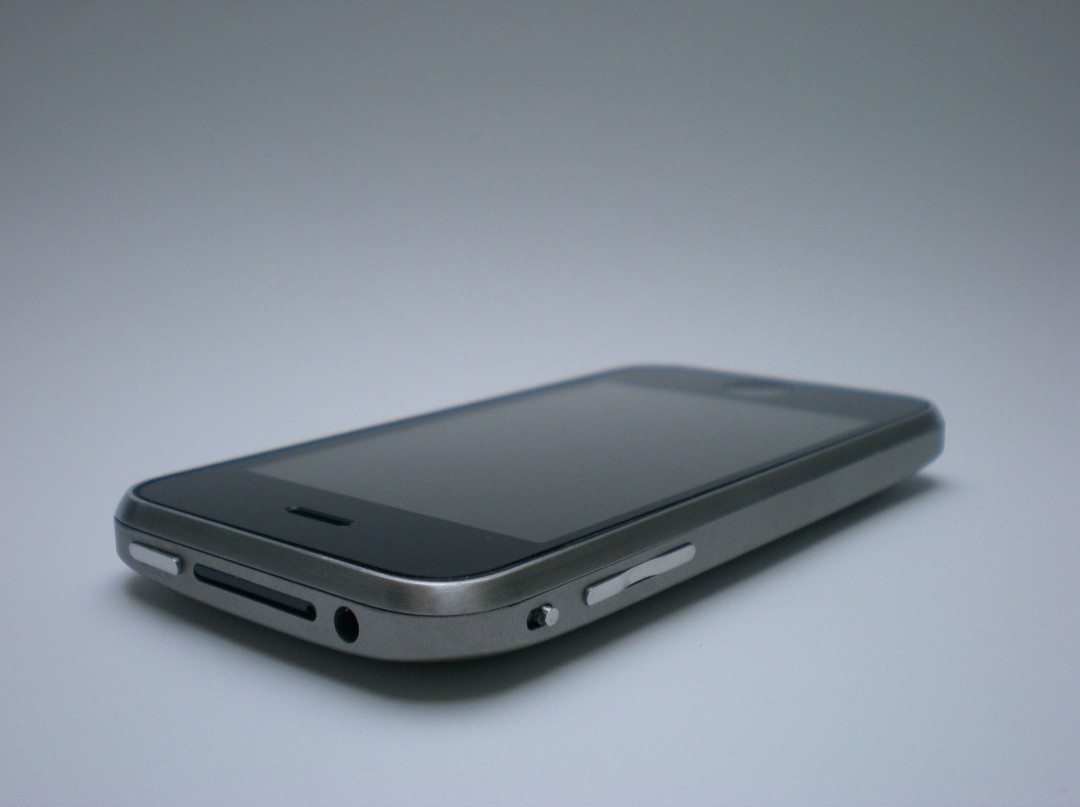 iPhone 3GS ถูกโมให้เปลี่ยนฝาหลังเป็นสีไทเทเนียม