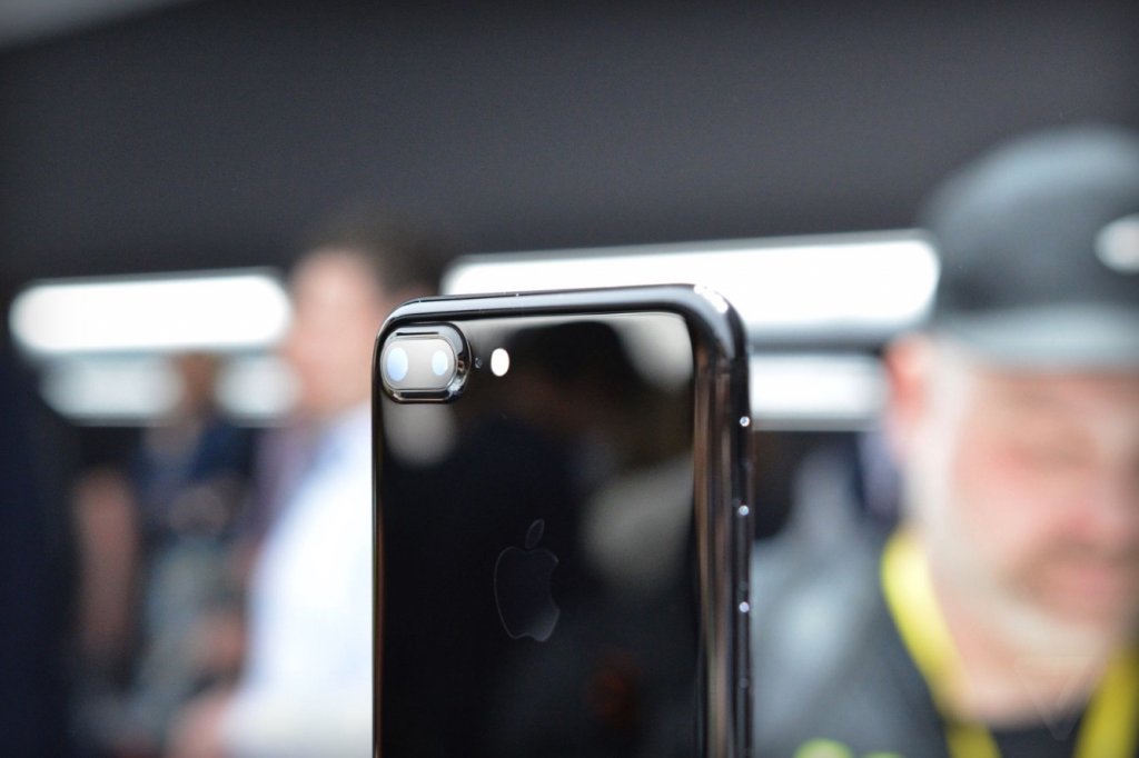 ภาพ iPhone 7 Plus เครื่องจริงที่งานเปิดตัว iPhone 7 สี Jet Black สวยมาก