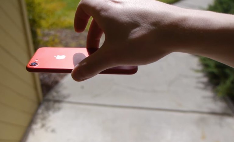 ชมรีวิว Drop Test ระหว่าง Samsung Galaxy S8 และ iPhone 7 RED