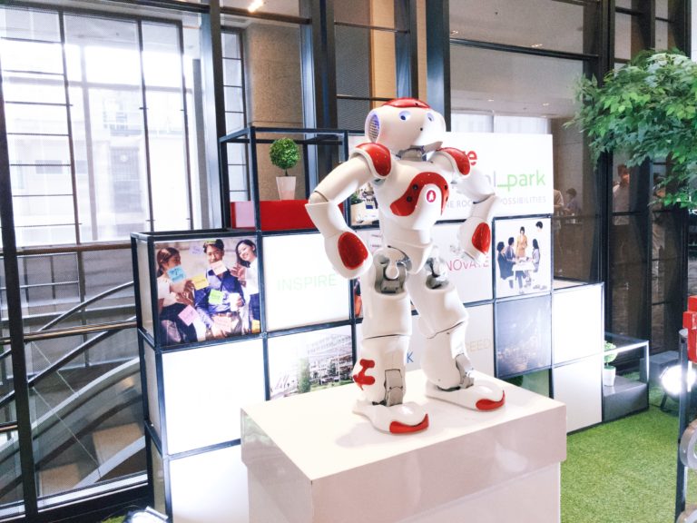 True Robotics เปิดโอกาสให้คนไทยได้สัมผัสกับหุ่นยนต์เล่นหมากฮอสจริงแล้ว ...