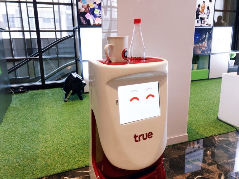 True Robotics เปิดโอกาสให้คนไทยได้สัมผัสกับหุ่นยนต์เล่นหมากฮอสจริงแล้ว ...