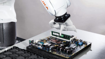 True Robotics เปิดโอกาสให้คนไทยได้สัมผัสกับหุ่นยนต์เล่นหมากฮอสจริงแล้ว ...