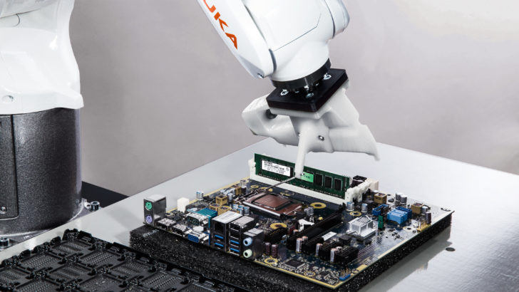 True Robotics เปิดโอกาสให้คนไทยได้สัมผัสกับหุ่นยนต์เล่นหมากฮอสจริงแล้ว ...