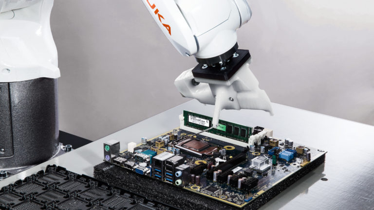 True Robotics เปิดโอกาสให้คนไทยได้สัมผัสกับหุ่นยนต์เล่นหมากฮอสจริงแล้ว ...