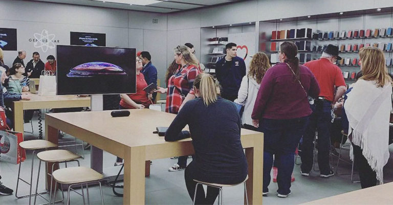Apple โปรโมท iPhone XR หนักมากทั้งที่หน้าร้าน Apple Store และออนไลน์