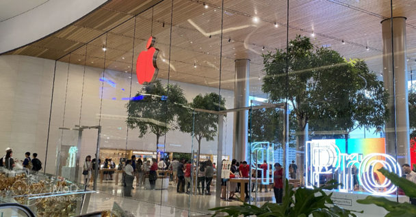 Apple Iconsiam, Apple Store ทั่วโลก เริ่มเปลี่ยนโลโก้หน้าร้านเป็นสีแดง ...