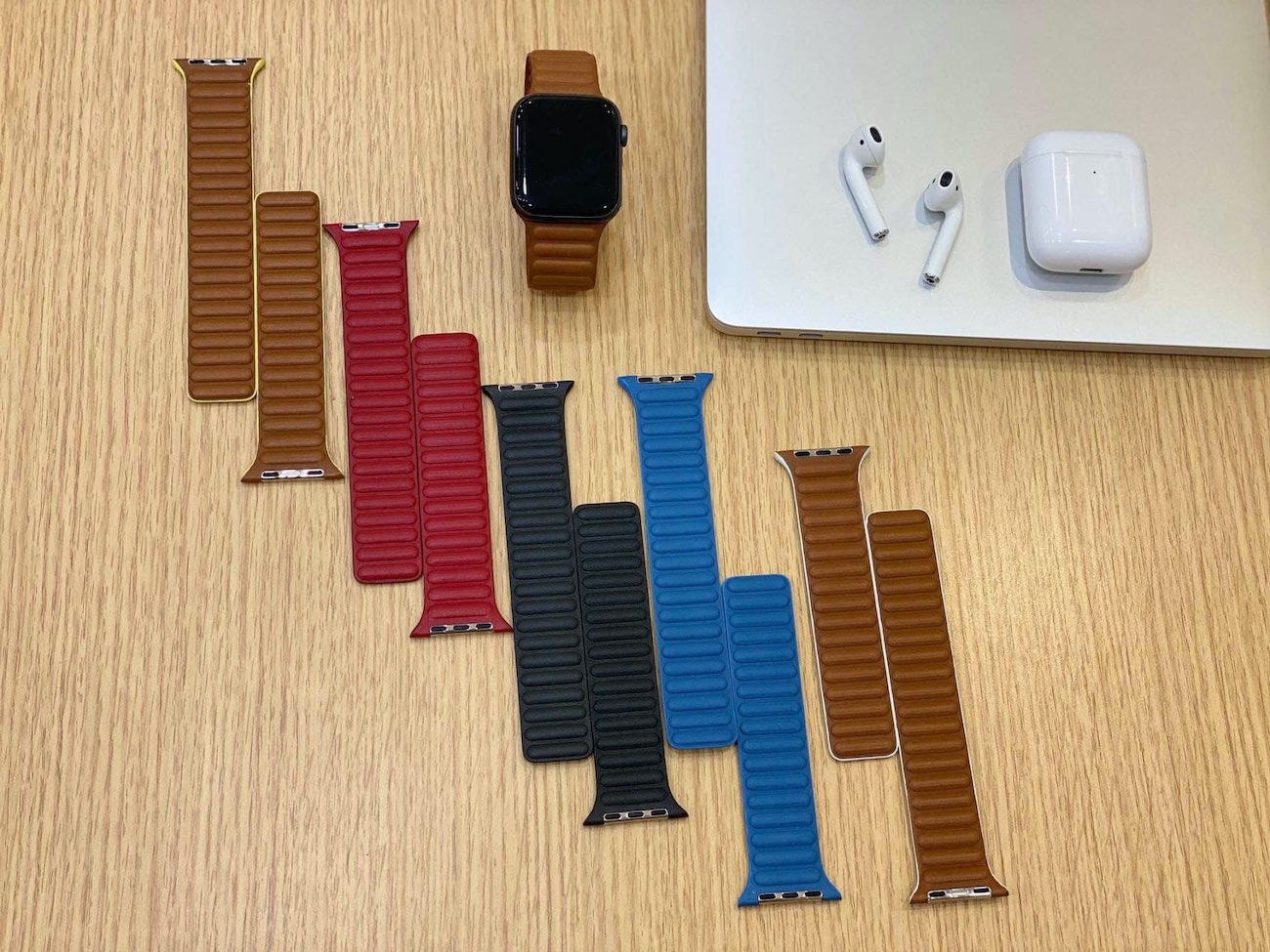 หลุดภาพที่คาดว่าจะเป็นสายหนัง Leather Loop แบบใหม่ของ Apple Watch