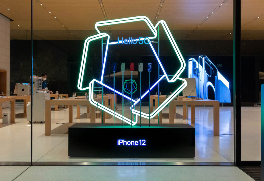 Apple Store ตกแต่งร้านเข้าบรรยากาศเปิดขาย iPhone 12, iPhone 12 Pro