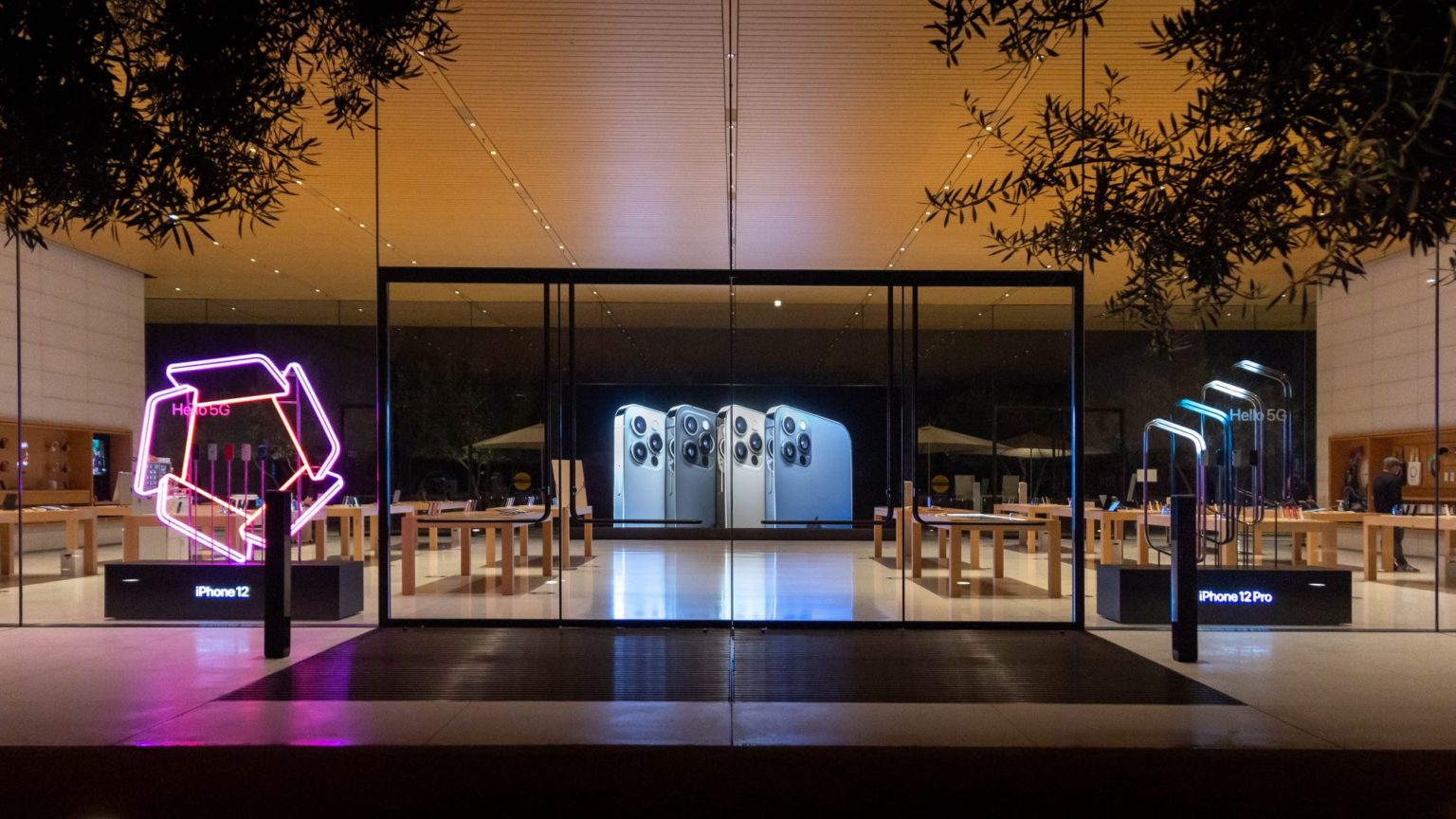 Apple Store ตกแต่งร้านเข้าบรรยากาศเปิดขาย iPhone 12, iPhone 12 Pro