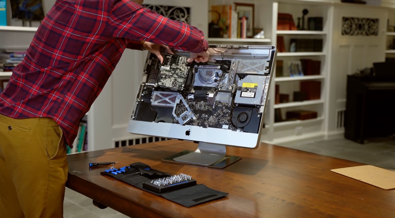 YouTuber ประกอบ iMac รุ่น Apple Silicon จาก iMac เก่ากับ Mac mini ชิป M1